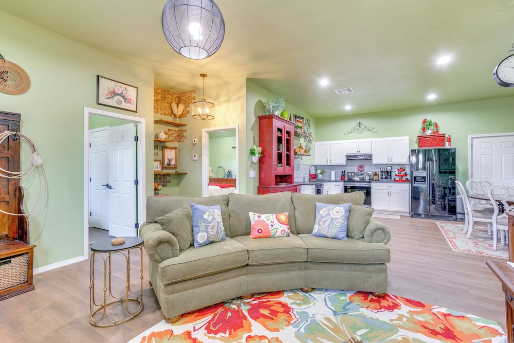 4 Mi To Lazy E Arena: Horse Lover's Haven W/ Grill - Edmond, OK