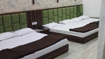 Cabana standard | Cofres nos quartos, escrivaninha, quartos à prova de som