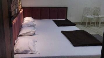 Cofres nos quartos, escrivaninha, quartos à prova de som