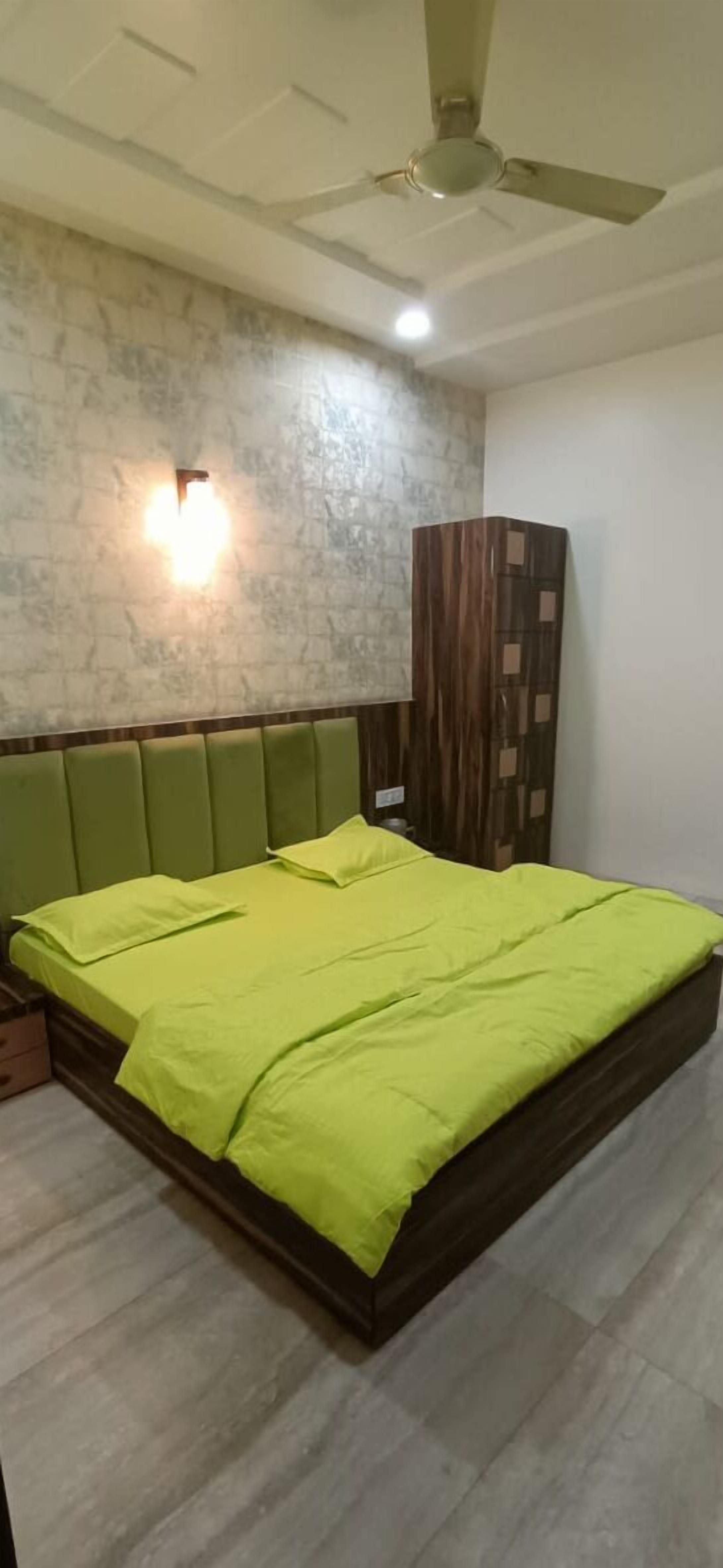 Cofres nos quartos, escrivaninha, quartos à prova de som