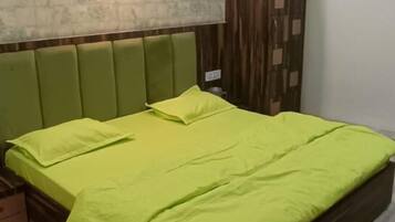 Cofres nos quartos, escrivaninha, quartos à prova de som