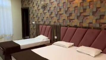 Cofres nos quartos, escrivaninha, quartos à prova de som