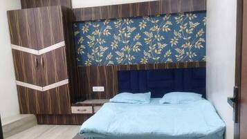 Cofres nos quartos, escrivaninha, quartos à prova de som