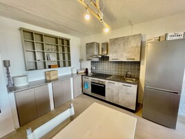 Uma cozinha moderna com eletrodomésticos de aço inoxidável, forno embutido e uma ilha grande.