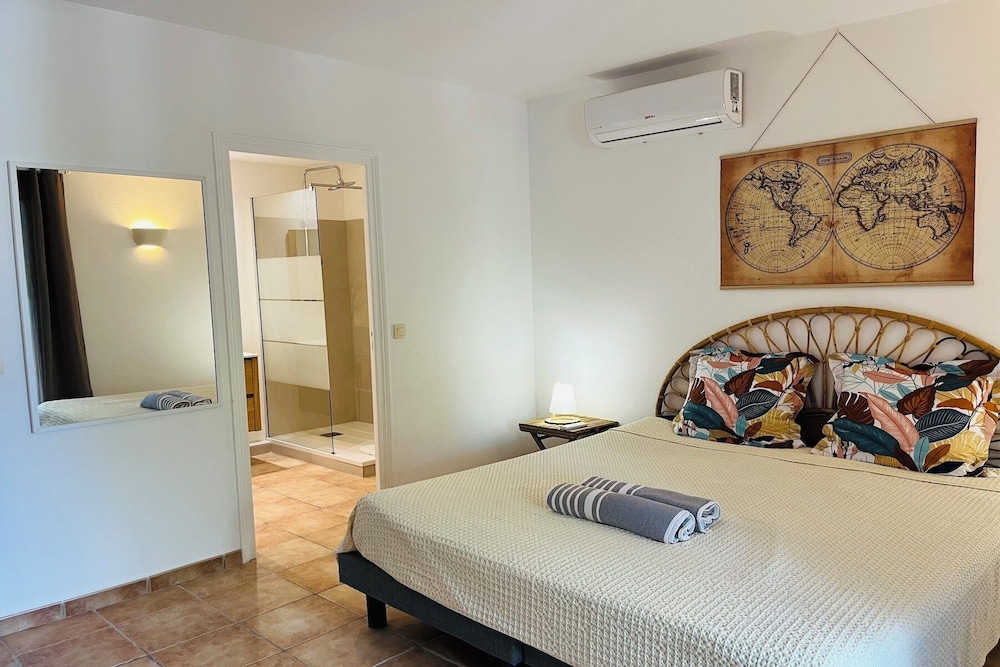 Fanny 3, Oriental Bay village square, front row sea view! - Orient Bay ...