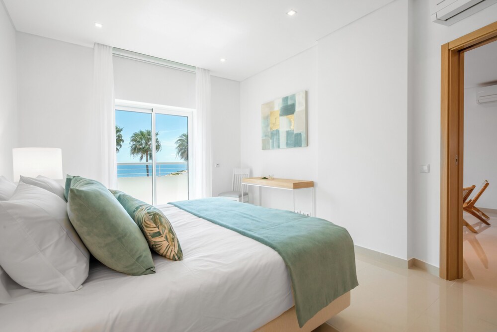 Yellow Beach Ocean View, Porto de Mós VR38 - São Gonçalo de Lagos | Vrbo