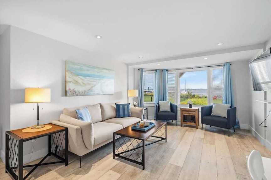 Waterfront Posh King Studio Suite Downtown Ch'town - Prince Edward Island