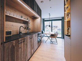 Apartamento de Luxo em Condomínio Fechado, vista para a montanha | Cozinha privada | Uma chaleira elétrica, uma torradeira, uma cadeira de bebé 