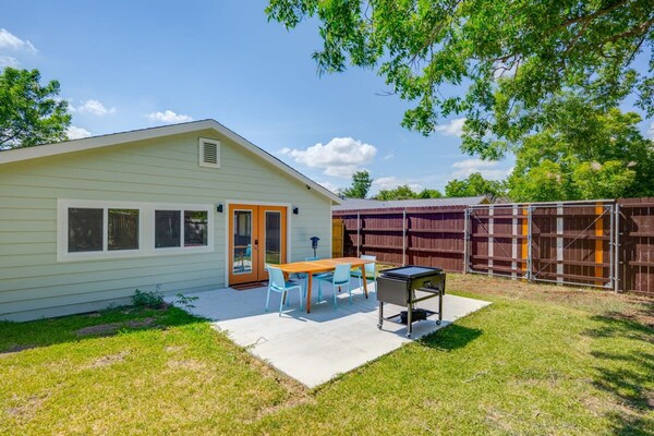 Modern 3 2 Two Kings Hot Tub Fire Pit 16min To Wine Trail Nearby Pickleball Courts Pools - Blanco State Park, Blanco