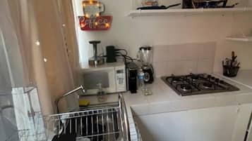 Uma máquina de café expresso, uma chaleira elétrica