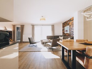 Apartamento Superior em Condomínio Fechado, varanda, vista para a montanha | Sala de estar | TV de ecrã plano