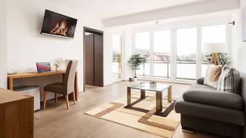 Quarto casal superluxo, sacada, vista para o jardim | Roupas de cama premium, escrivaninha, espaço de trabalho para notebook
