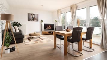Estúdio superluxo, vista para o jardim | Roupas de cama premium, escrivaninha, espaço de trabalho para notebook