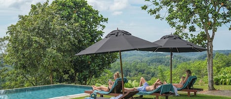 Piscina externa, funciona das 7h às 22h, salva-vidas no local