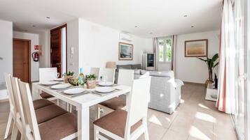 Villa (4 Bedrooms) | Interior