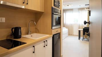 Suite Executiva | Cozinha privada | Uma máquina de café expresso, uma chaleira elétrica, Rolo de cozinha