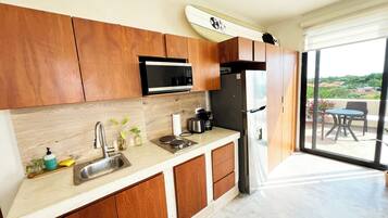 Estúdio Júnior, 1 cama king-size e sofá-cama, frigorífico, vista para o campo de golfe | Cozinha privada | Um frigorífico, um micro-ondas, uma placa de cozinha
