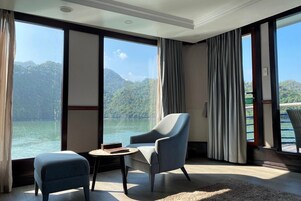 Quarto superior, sacada, vista para a baía | Escrivaninha, cortinas blackout, ferros/tábuas de passar roupa