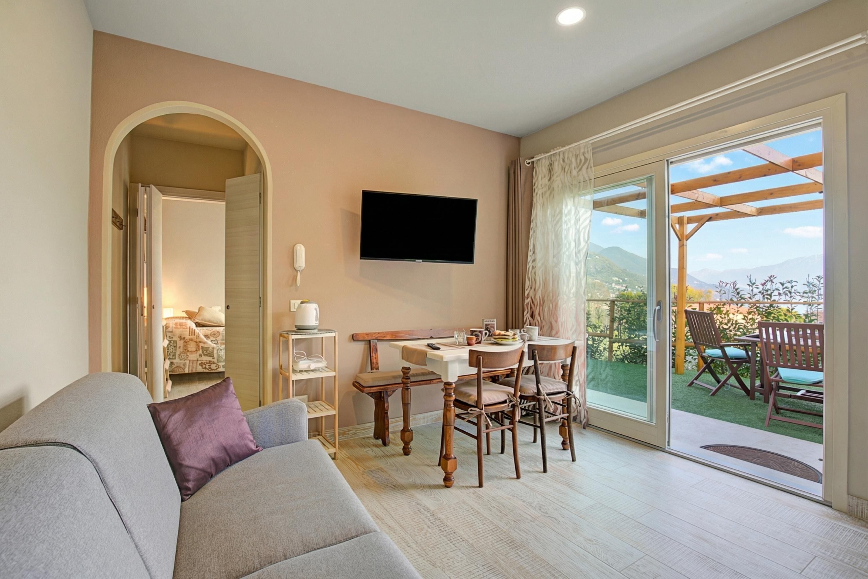 Caffè Priscilla House Parking & Lakeview, Salò, Italy - Salò