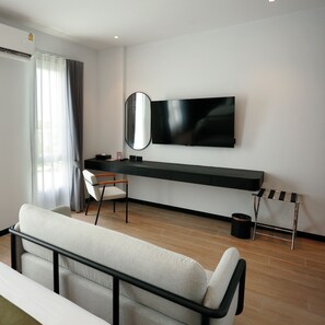 Quarto Deluxe | Roupa de alta qualidade, cofre no quarto, secretária 