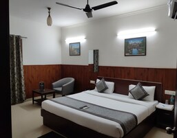 Quarto luxo, vista para a cidade | Escrivaninha, espaço de trabalho para notebook, cortinas blackout