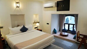 Quarto Duplo ou Twin Deluxe, vista para a colina | Camas de colchão viscoelástico, minibar, cofre no quarto, Wi-fi grátis 