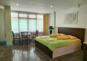 Quarto Duplo Júnior, vista para a montanha | Secretária, secretária adequada para computadores portáteis 