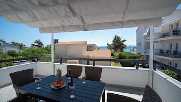 Apartamento Familiar, vista parcial para o mar | Vista da varanda