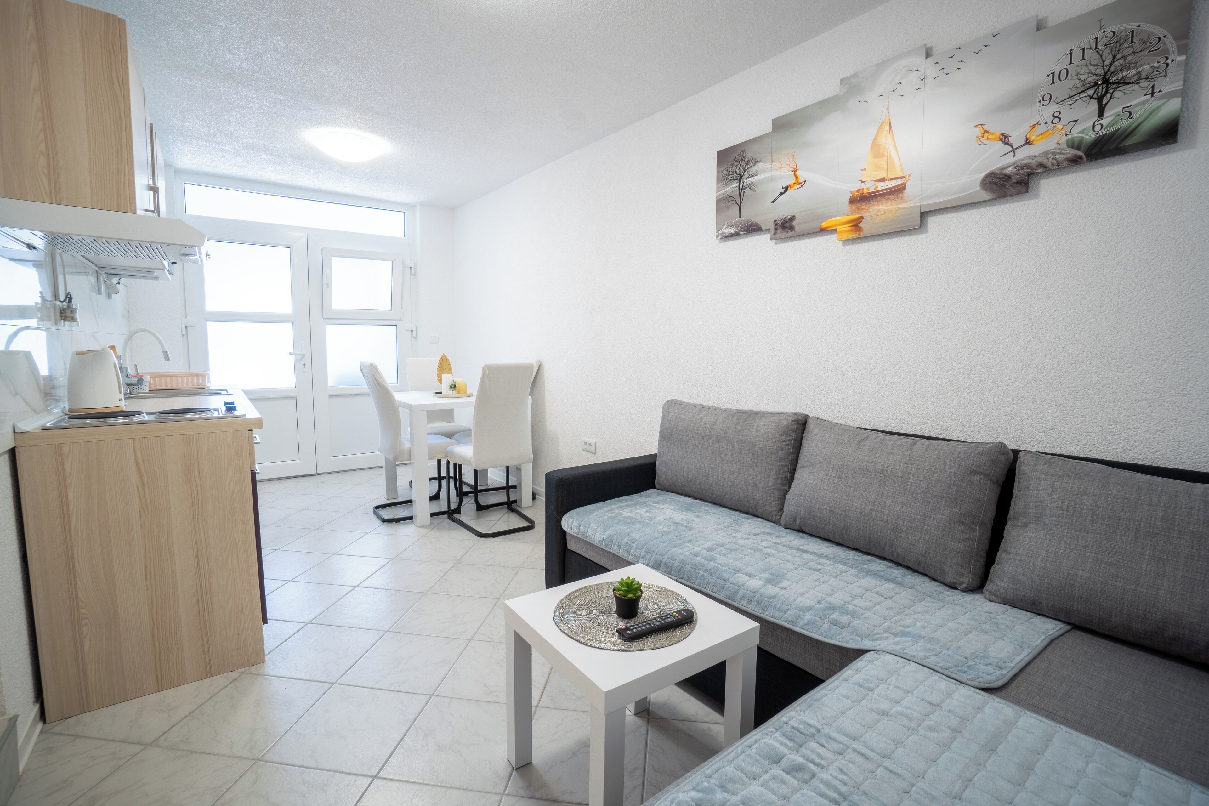 Apartamento standard, vista para o jardim | Opções para refeição no quarto