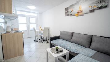 Apartamento standard, vista para o jardim | Opções para refeição no quarto