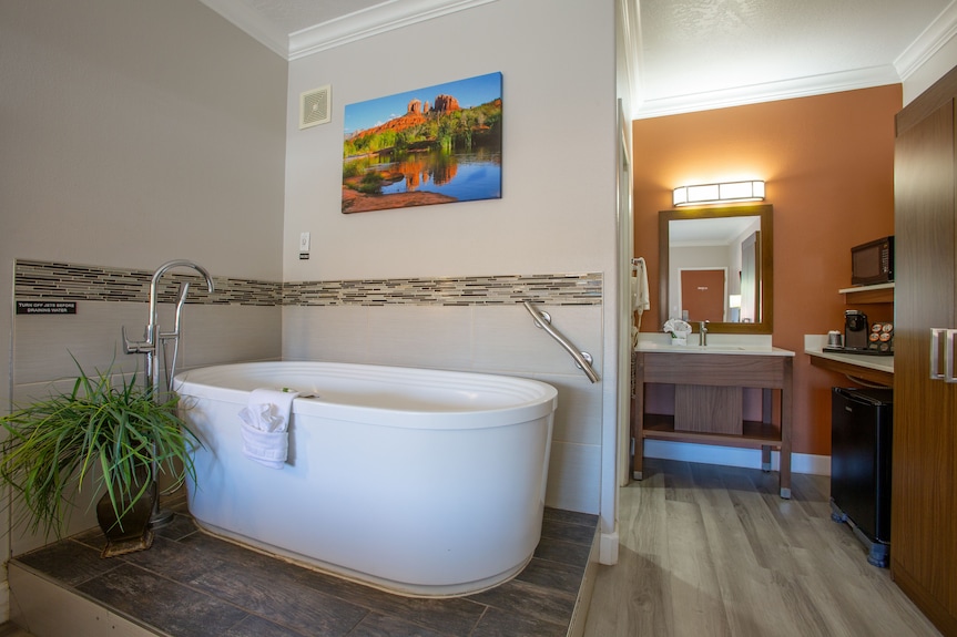 Romantic King Retreat With Scenic Views & Soaking Tub For Relaxation - Sedona, AZ