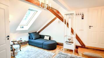Quarto casal, vista para a colina (Attic Double Room, Hill View) | Individualmente decorados, individualmente mobiliados, cortinas blackout