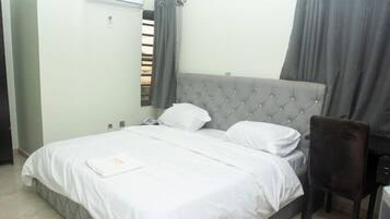 Quarto Deluxe, varanda, Vista para a cidade | Secretária, secretária adequada para computadores portáteis