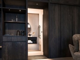 Quarto casal superior, sacada, vista para o pátio | Roupas de cama premium, camas Select Comfort