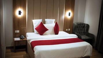 Quarto Deluxe, varanda, Vista para a cidade | Secretária, secretária adequada para computadores portáteis