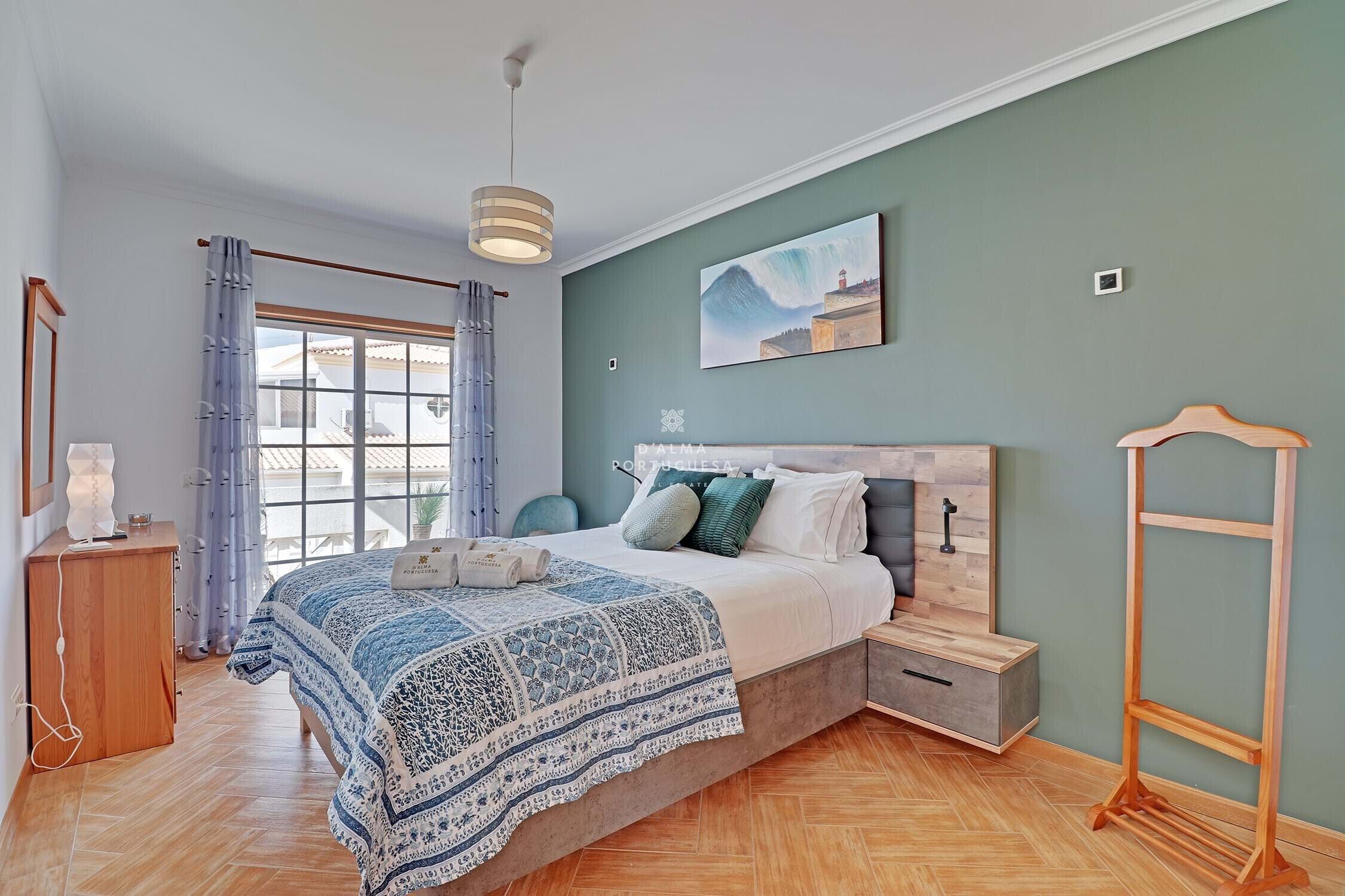 3 quartos, berços (sobretaxa), roupa de cama