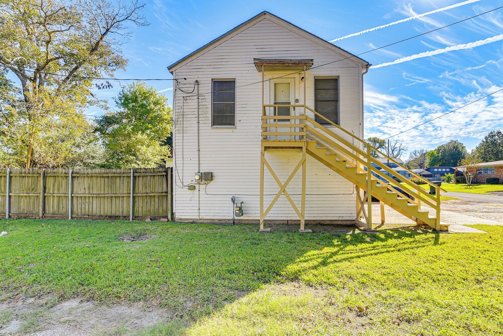 Near Sabine Lake: Pet-friendly Apt In Port Arthur - Port Arthur, TX
