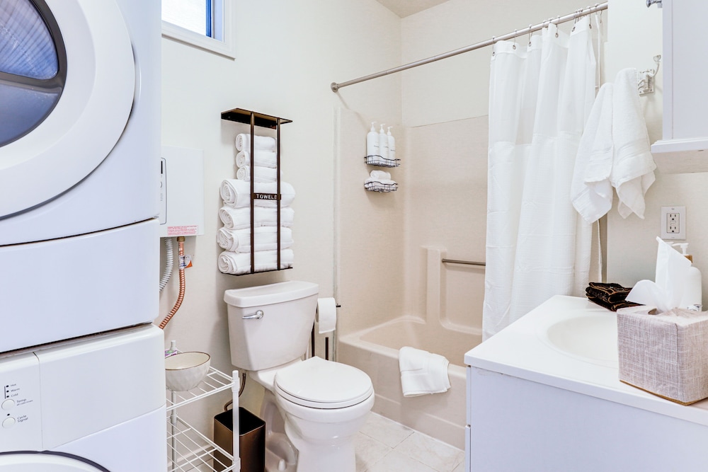 Walkable Location: Quaint Cottage In Forest Grove! - Forest Grove, OR