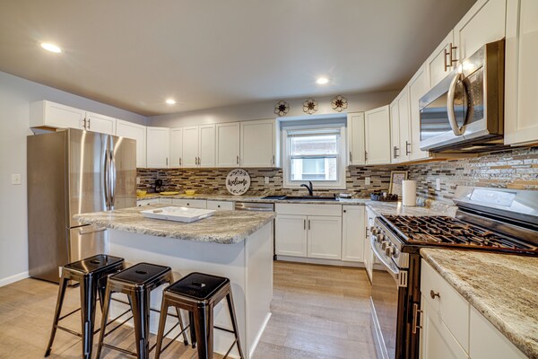 4 Mi To Lake Michigan: East Chicago Home W/ Grill - Hammond, IN
