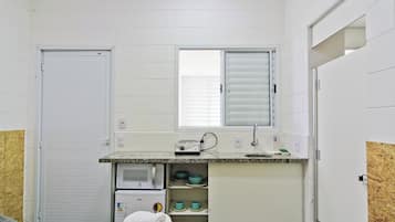 Minifrigorífico, um micro-ondas, uma placa de cozinha