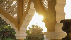 Estrutura arquitetônica com arcos e colunas, possivelmente parte da fachada de um edifício.