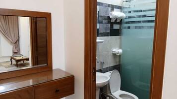 Um polibã e uma banheira separados, artigos de higiene pessoal grátis