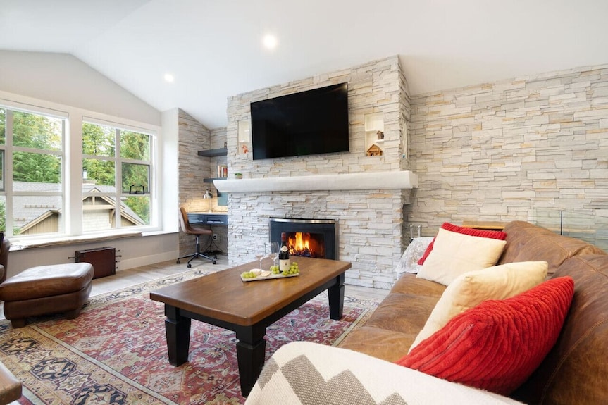 Modern 2br/2ba Townhouse: Hottub & Pvt Garage! - Whistler Blackcomb