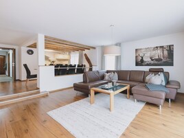 Chalé Deluxe, vista para a montanha | Sala de estar | TV de ecrã plano, consola de videojogos 