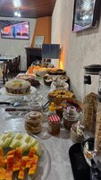 Café da manhã com buffet grátis todos os dias