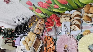 Café da manhã com buffet grátis todos os dias