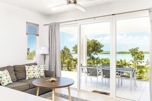 Villa, 3 quartos, piscina privativa, vista para o oceano | Sala de estar | TV de ecrã plano