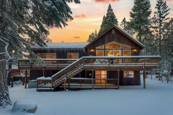 Cherry Hills Spacious Tahoe Cabin With Deck, Fireplace & Open Interiors - Grover Hot Springs State Park, Markleeville
