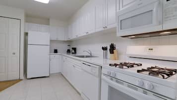 Apartamento conforto, 2 quartos, sacada, vista para a cidade | Cozinha privada | Geladeira grande, micro-ondas, fogão, cooktop