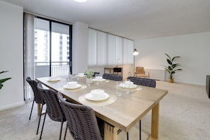 Apartamento conforto, 2 quartos, sacada, vista para a cidade | Sala de jantar